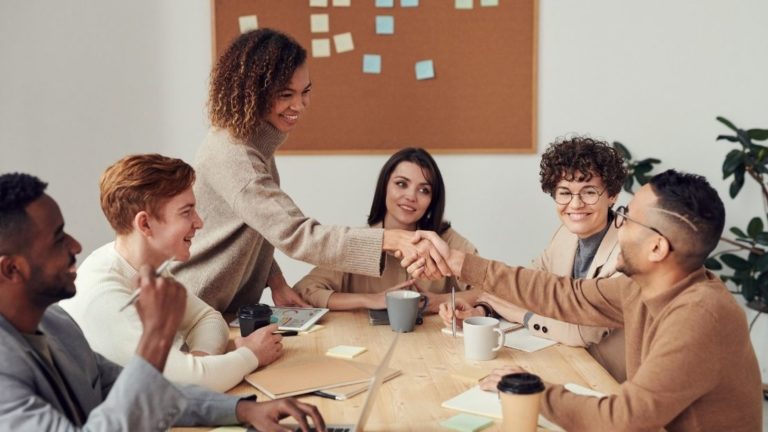 Colloquio di gruppo: guida completa con esempi e strategie